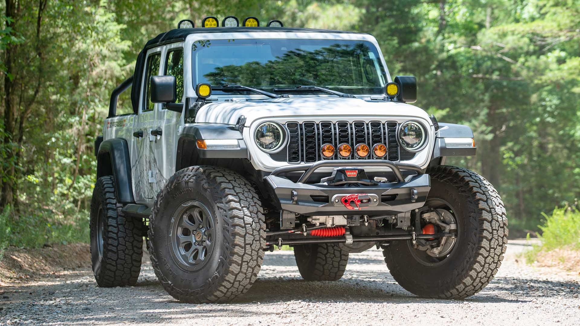 Ghost Stubby Front Winch Bumper w/ Guard Jeep JL/JT 2018-2025 | Fab Fours